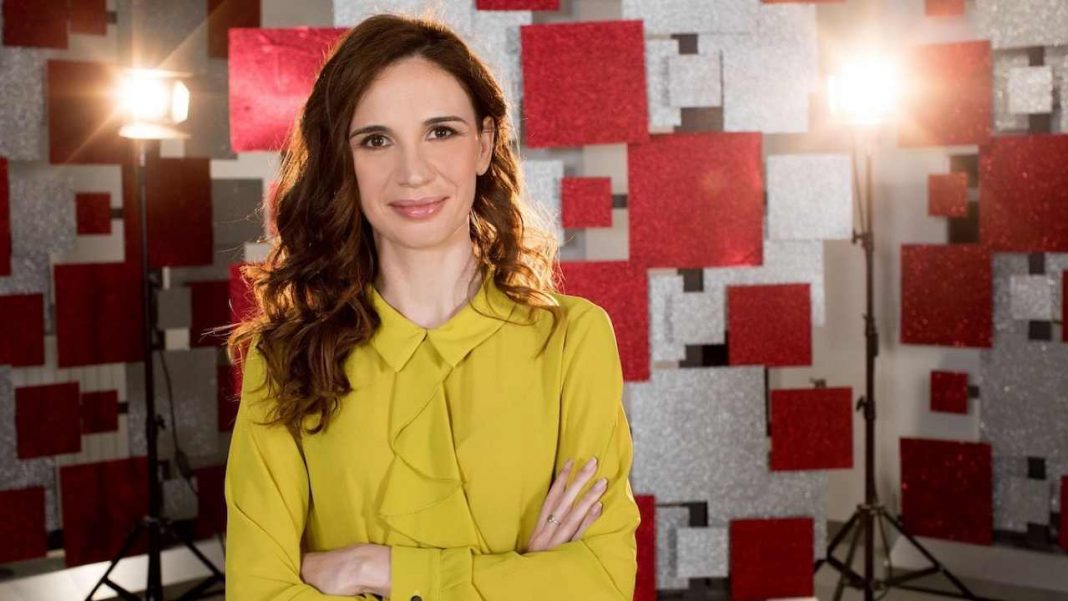 Emanuela Fanelli, chi è l'attrice volto dei 60 anni di Rai 2: la storia ...