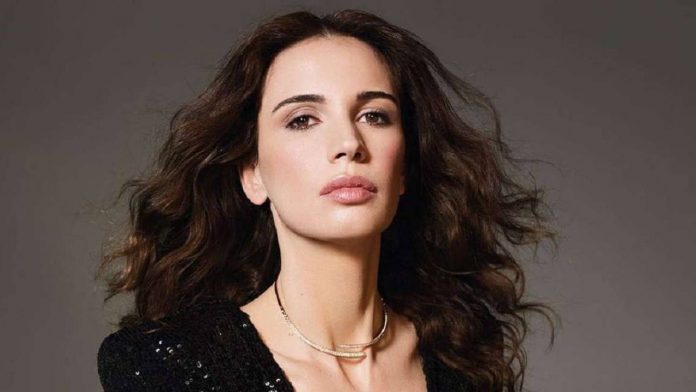 Emanuela Fanelli, chi è l'attrice volto dei 60 anni di Rai 2: la storia ...