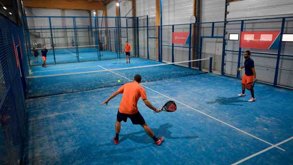 Padel, come iniziare a giocare: cosa devi sapere e cosa serve
