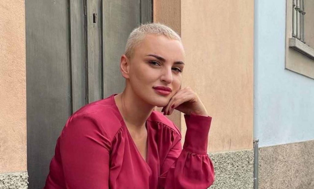 Arisa nuda sulla via della Arisa nuda sulla via della